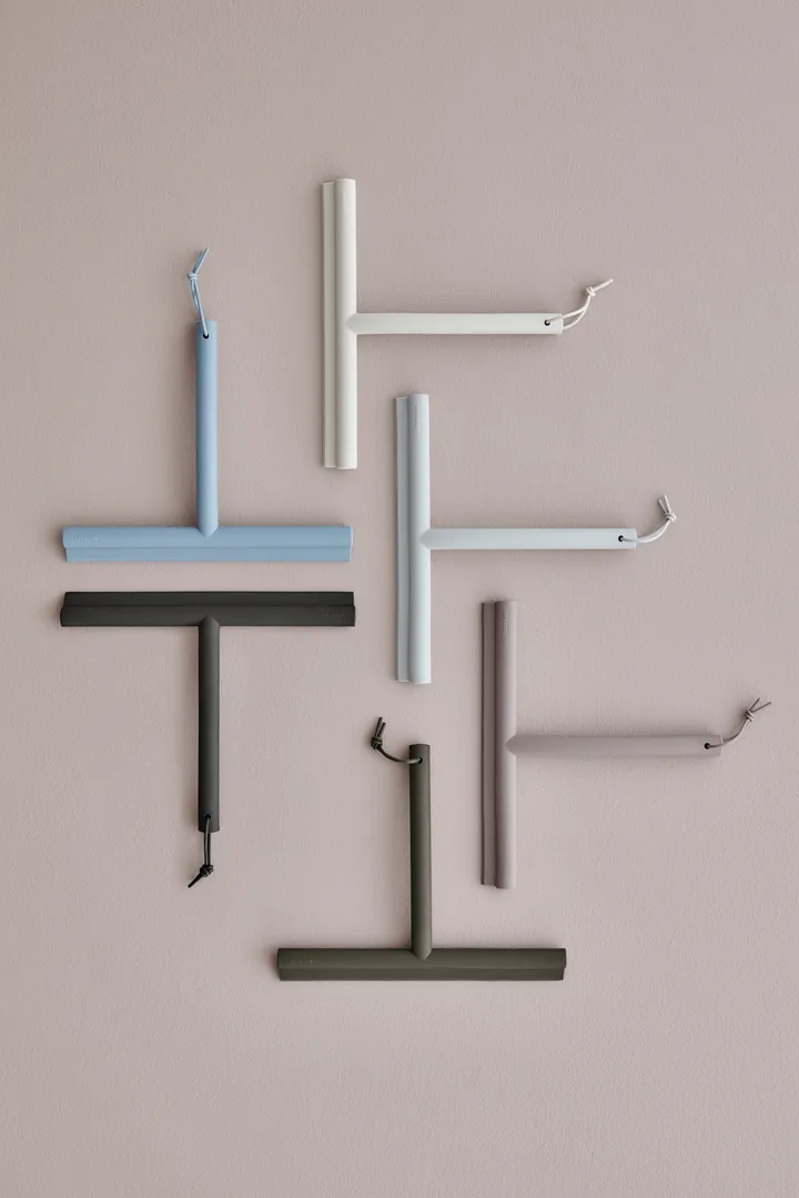 Kjøp Vipo dusjskrape med knagg fra blomus - NordicNest.no