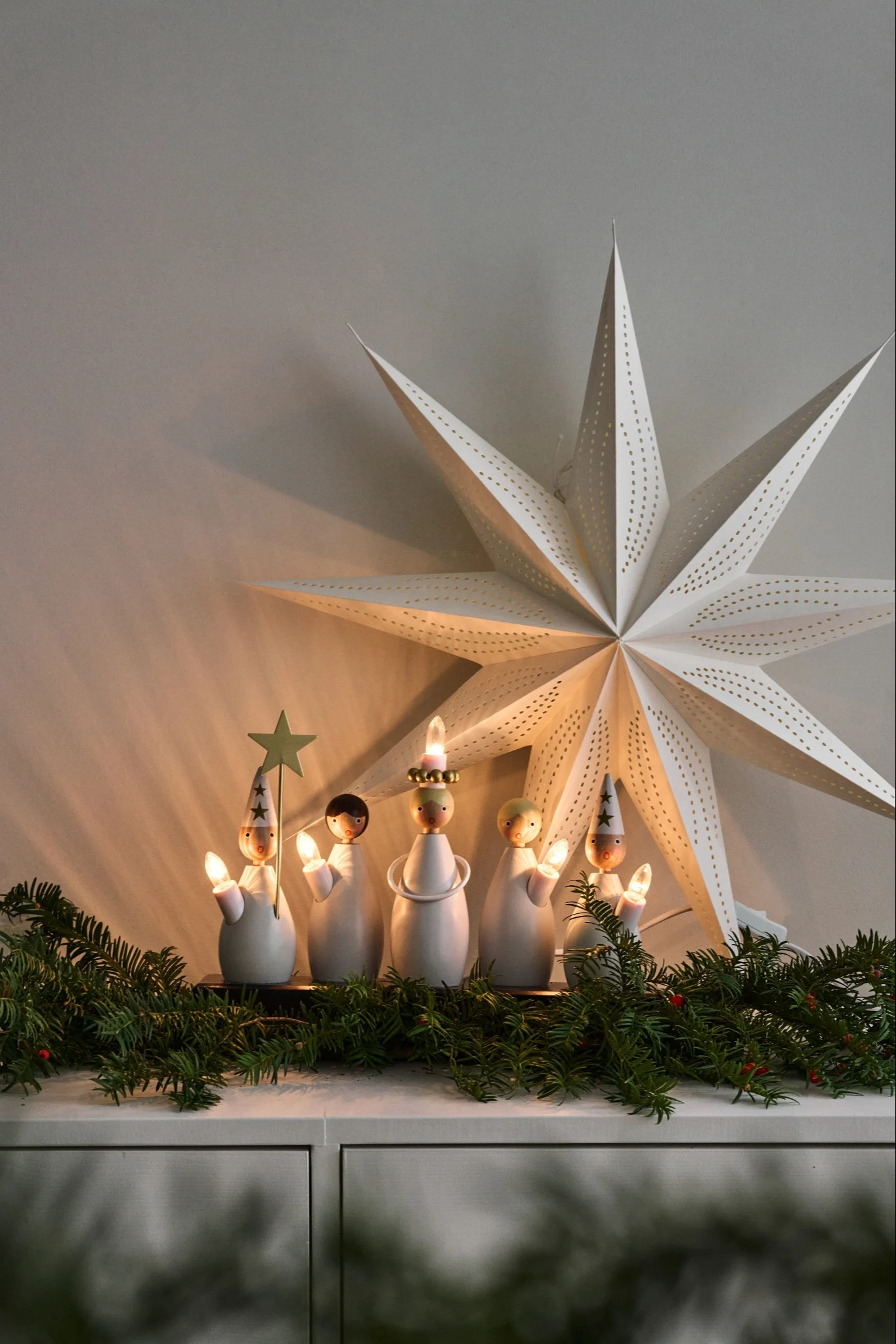 Hvordan pynte med granbar til jul – bordpynt og borddekking med granbar